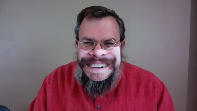 Steve Butler trägt eine Steve-Butler-Maske